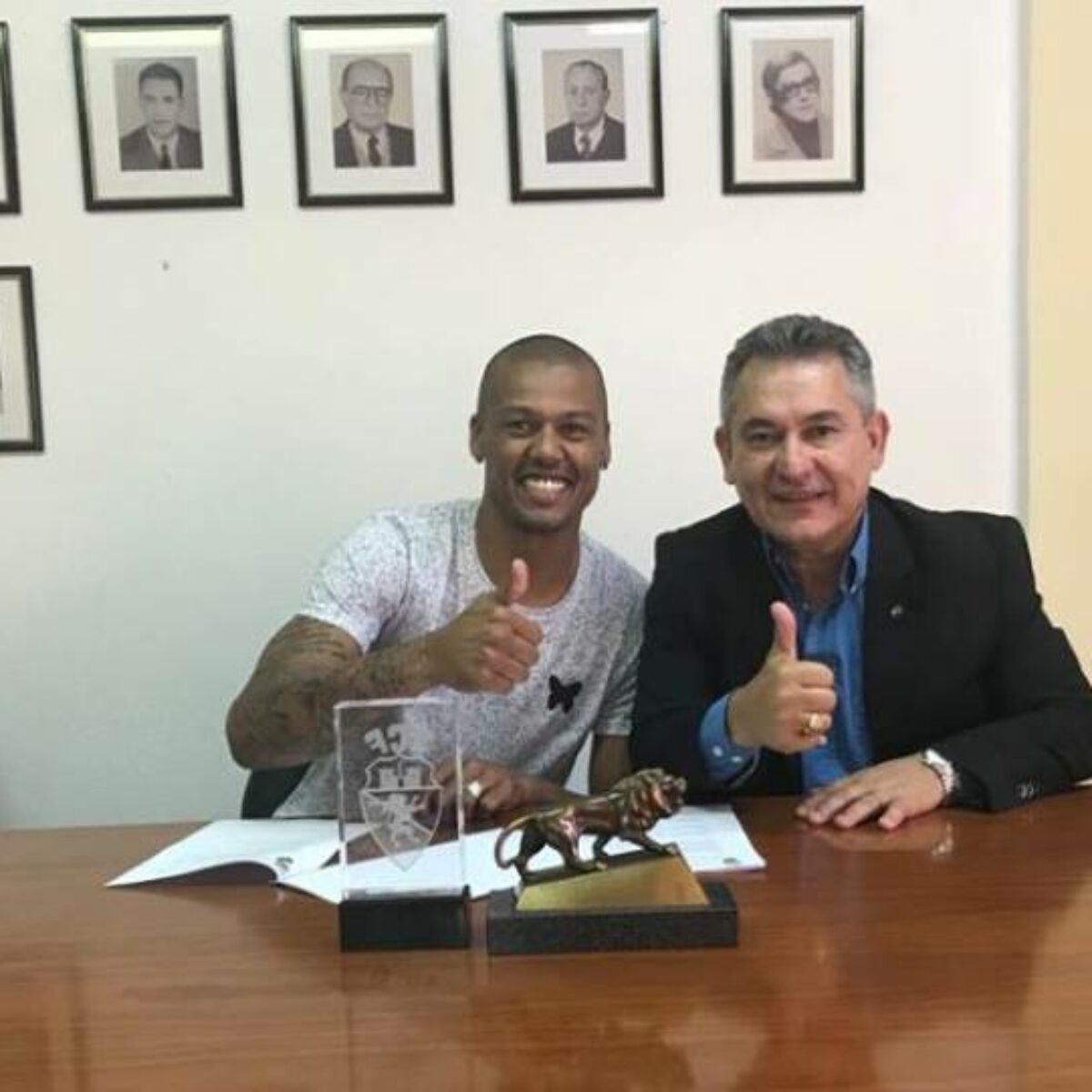 Hugo Marques e mais cinco jogadores renovam contrato com o Farense