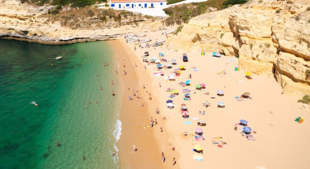 Praias de Lagoa renovam distinção com seis Bandeiras Azuis em 2026