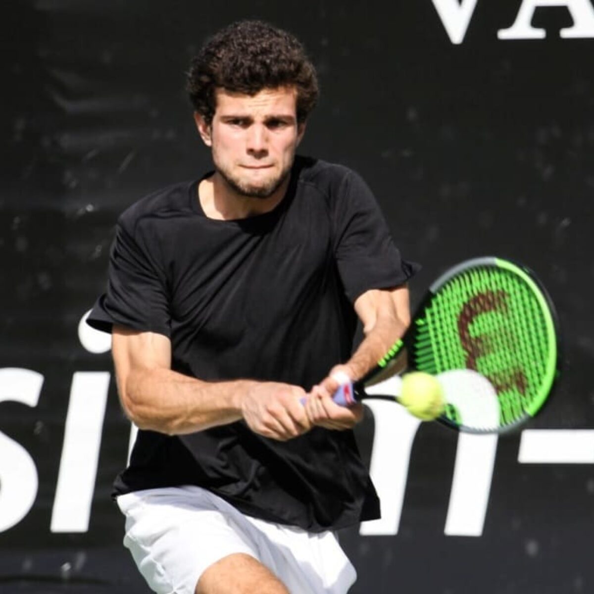 Ténis: Luís Faria a um passo do quadro principal em Portimão