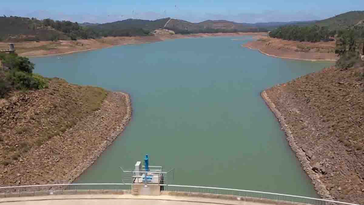Seca extrema no Algarve. Barragem da Bravura tem apenas 10% da água que ...