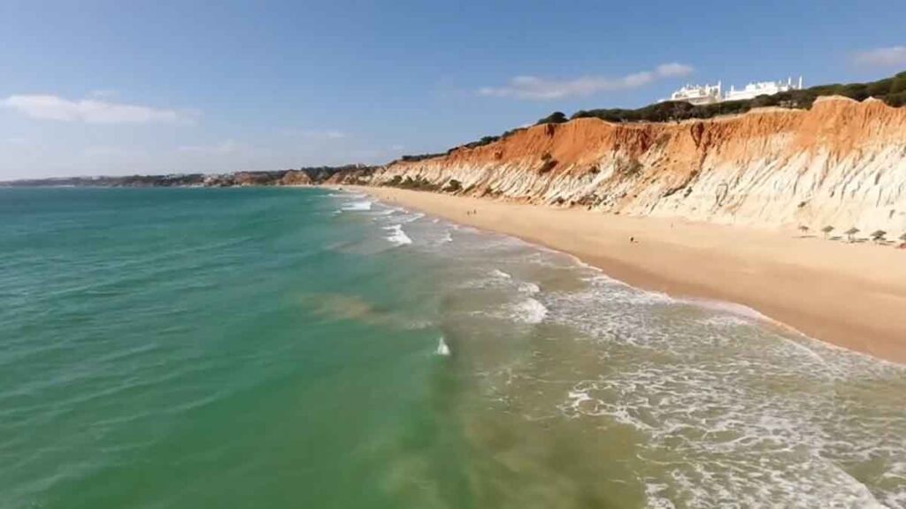 A beleza da praia da Falésia e o fenómeno dos olheiros de água doce no mar