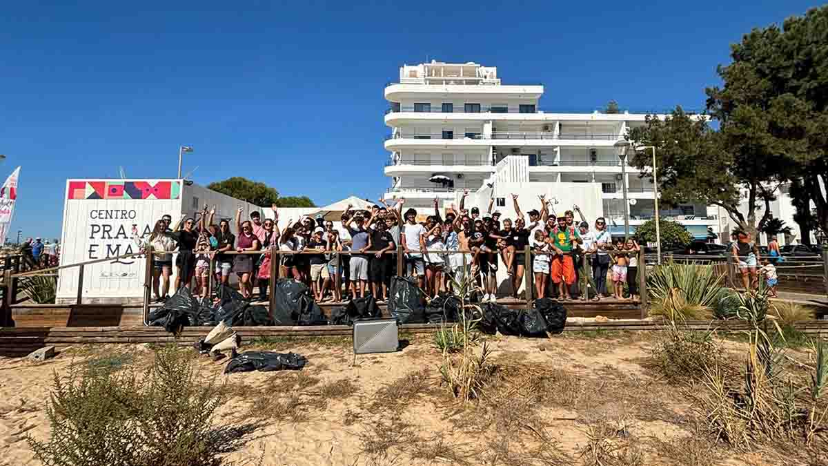 Associação Dinamika promove limpeza da Praia do Forte Novo em Quarteira