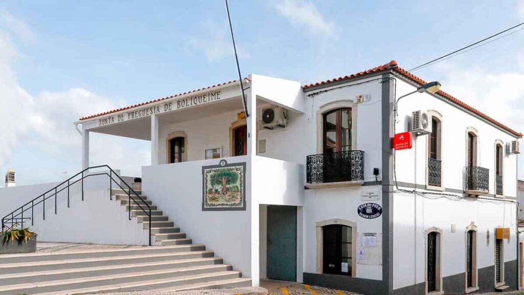 Almancil sobe à categoria de cidade e Boliqueime de vila