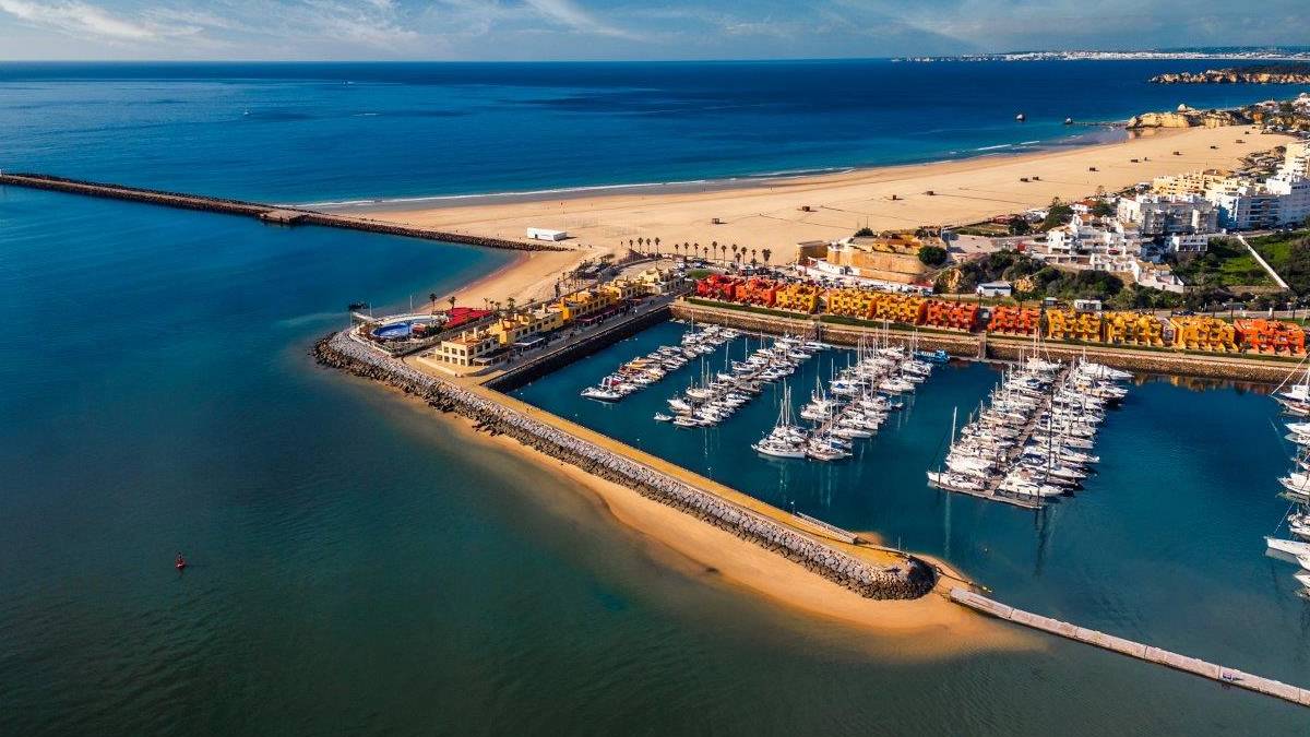 Condições únicas da Praia da Rocha atraem 150 windsurfistas